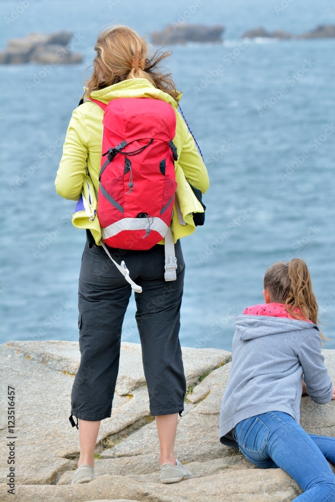 Une randonneuse et sa fille contemple le site du gouffre à Plougrescant ...