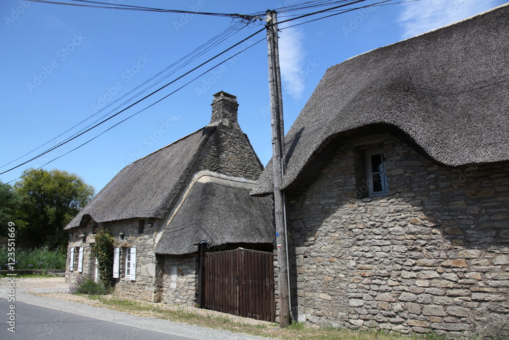 Maison typique aux toits de chaume. Stock Photo | Adobe Stock