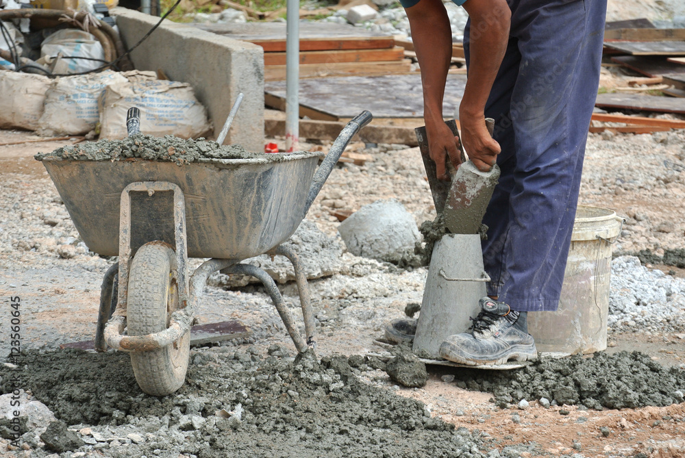 Foto de Construction workers doing slump test using equipment at the ...