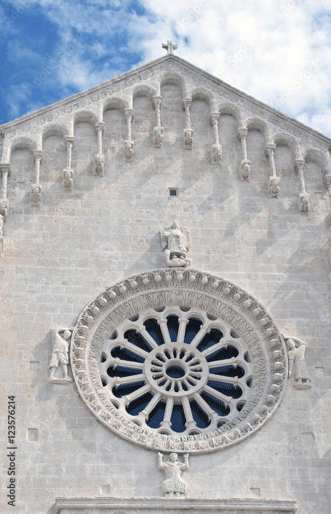 Foto Stock il rosone nella facciata della chiesa | Adobe Stock