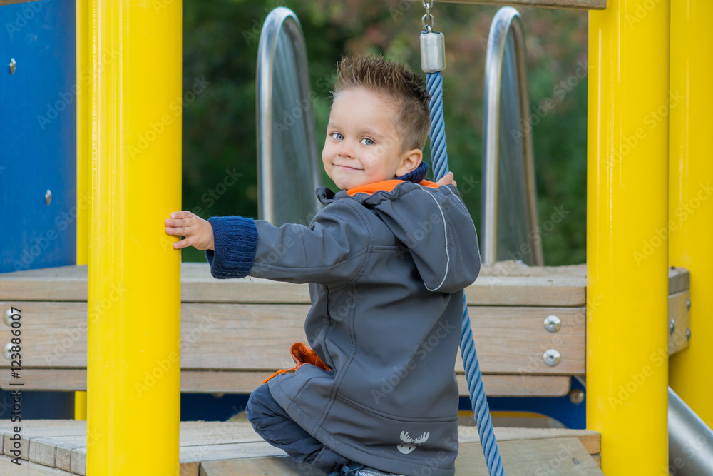 kind klettert auf eine rutsche Stock 사진 | Adobe Stock