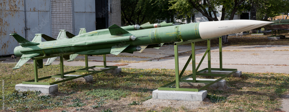 Waffen und Kriegsmaterial auf der Atomraketenbasis CCCP Stock Photo ...