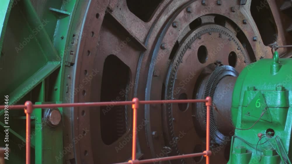 Vidéo Stock Big winch drum rotating. Huge mechanical machine. Mine ...