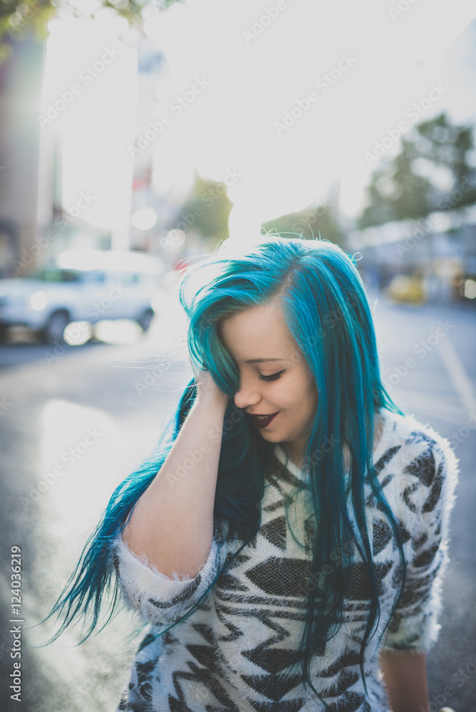 Young girl with blue hair. foto de Stock | Adobe Stock