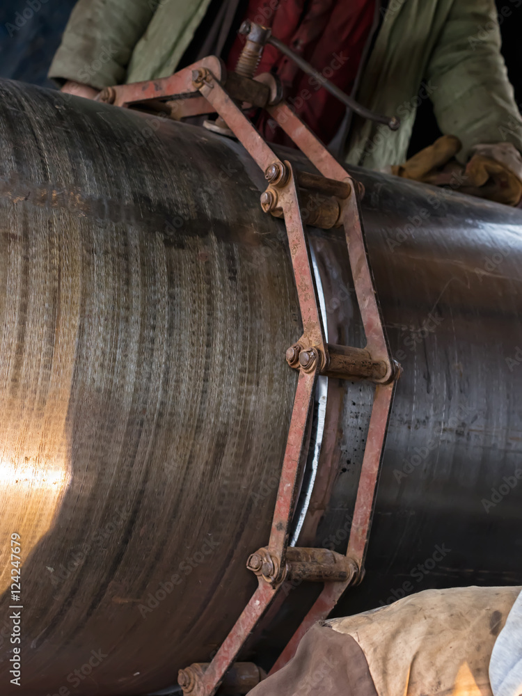The jointing of large diameter pipes together using a chain of ...