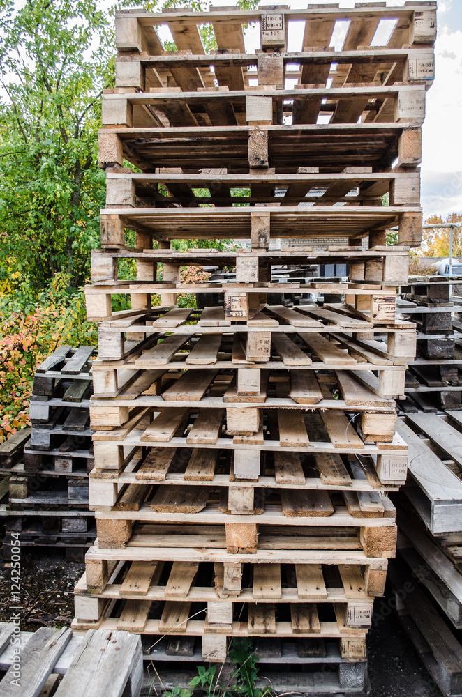Wooden pallets / wooden pallet overlap in warehouse / stacked wooden ...