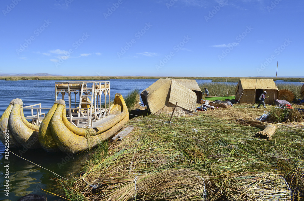 Perú, Puno, Uros, Titicaca. Vista del lago Titicaca y botes de caña o ...