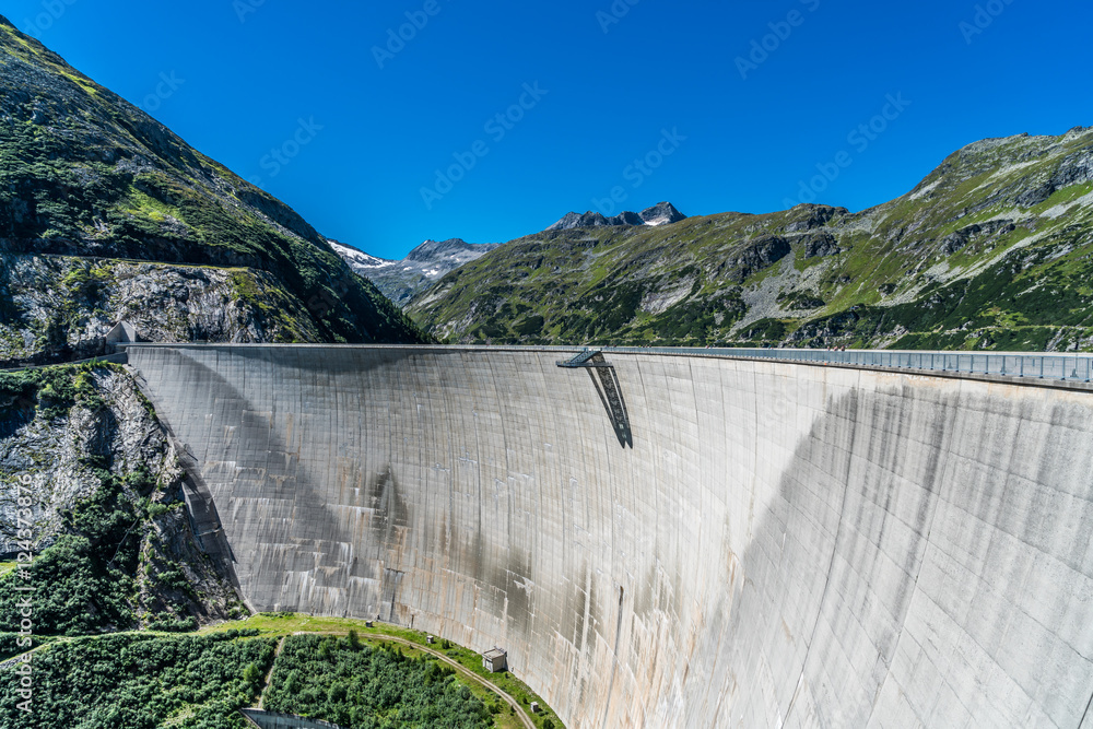 Staumauer Kölnbreinsperre mit Wasserkraftwerk in den Hochalpen von ...