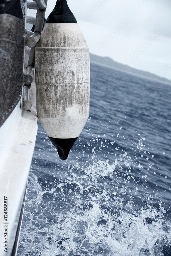 Foto Stock Waves crash on the boat | Adobe Stock