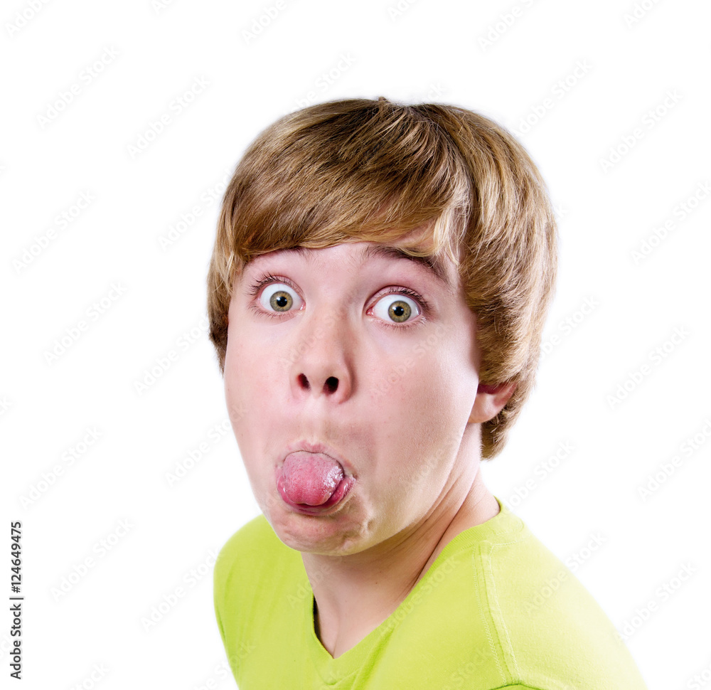 Junge streckt die Zunge raus foto de Stock | Adobe Stock