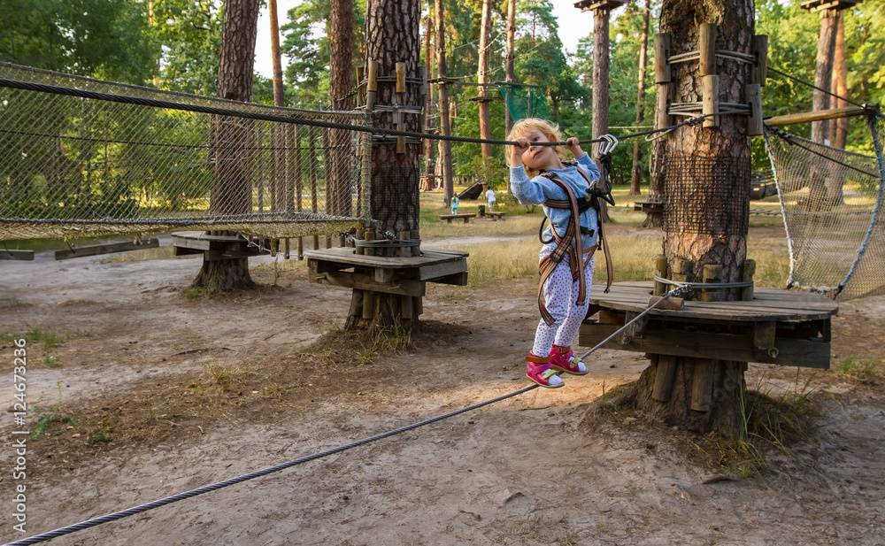 Foto de Little girl overcomes obstacles. / Three-year girl the blonde ...