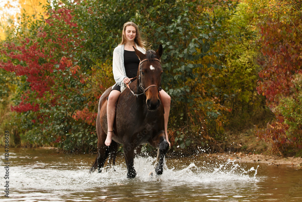 Hübsches Mädchen mit Pferd Stock-Foto | Adobe Stock