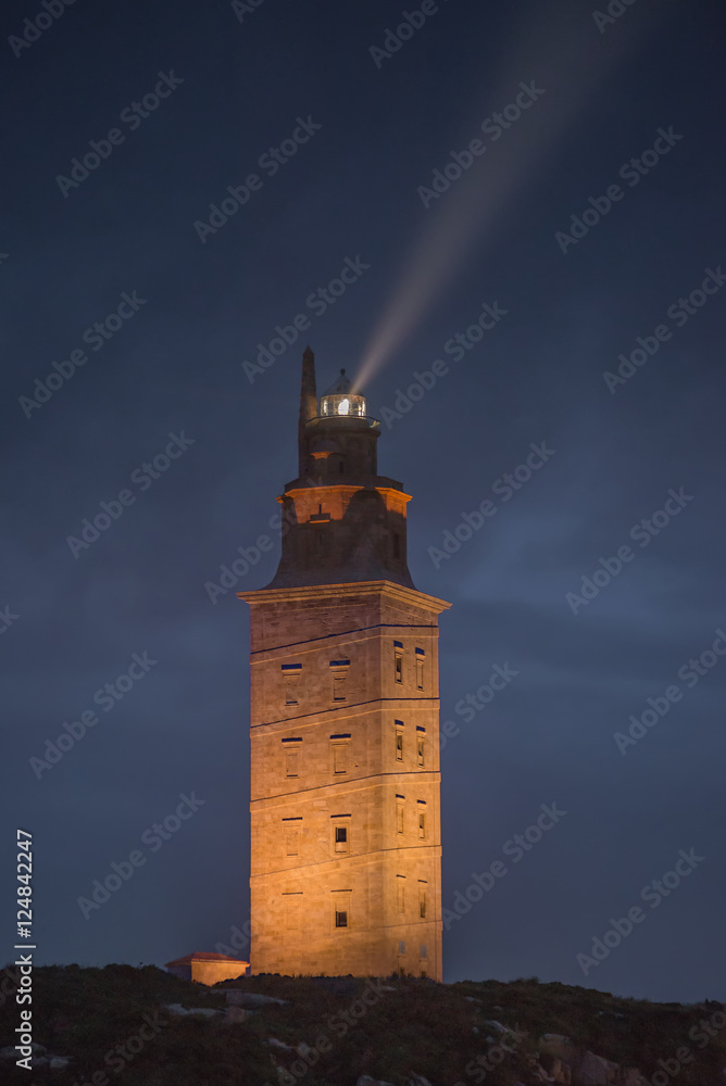 Torre de Hercules iluminando por la noche, faro romano patrimonio de la ...