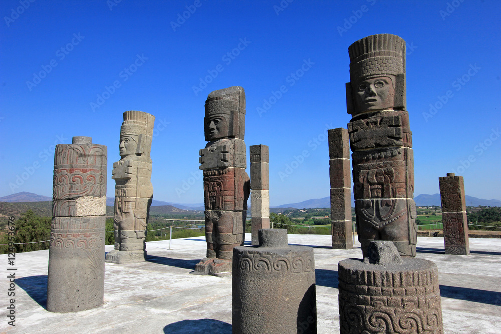 Foto de Toltec warriors columns topping the pyramid of Quetzalcoatl in ...