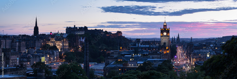 Panorama of Edinburgh at dusk Stock-Foto | Adobe Stock