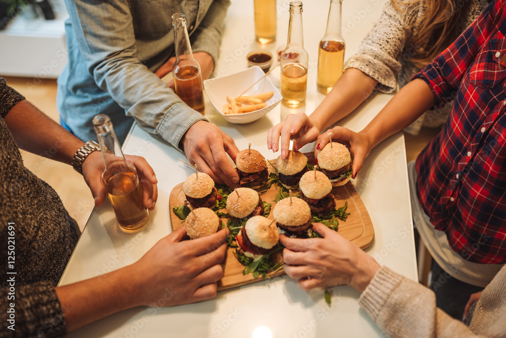 Grabbing some burgers foto de Stock | Adobe Stock