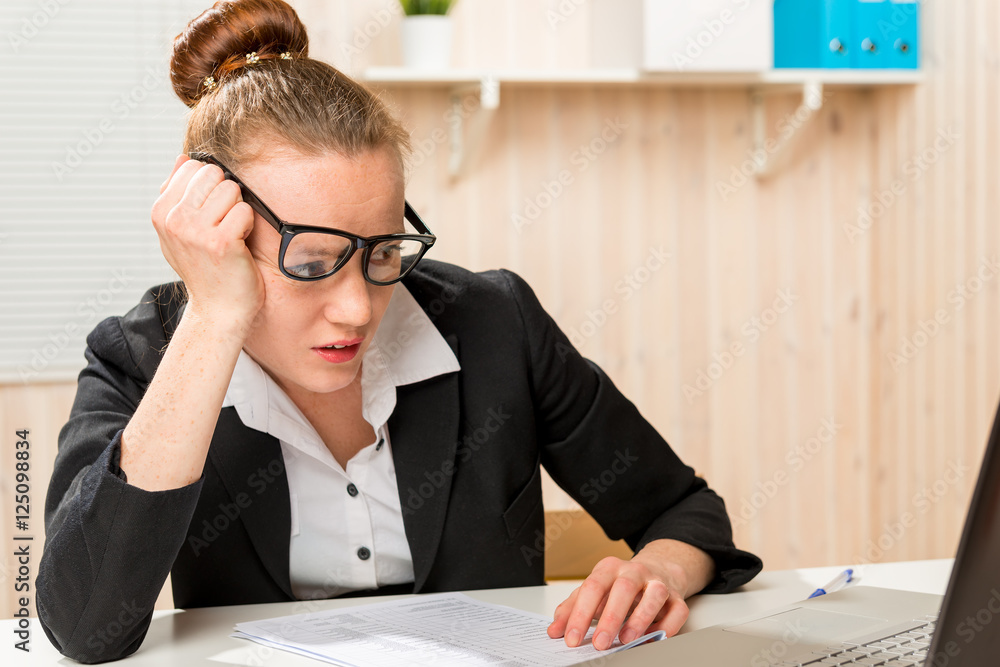 Tortured accountant with glasses creates financial statements fo foto ...