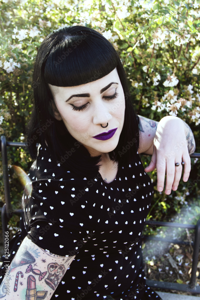 Modelo alternativa con estilo gótico en un parque al atardecer Stock ...