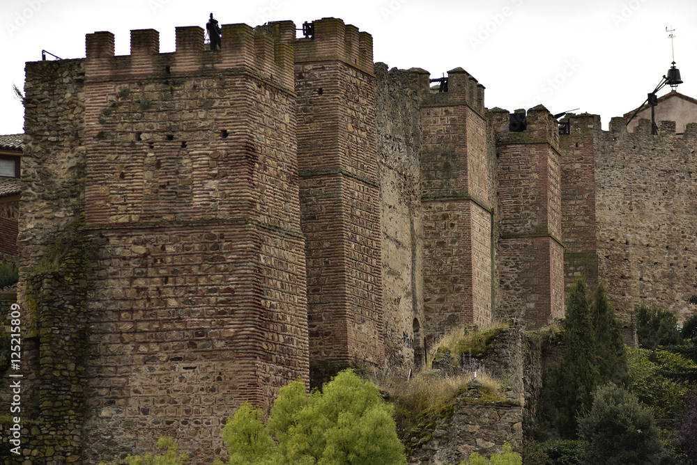 Castillo de la familia Mendoza. Castillo de estilo islámico (s. XIII y ...