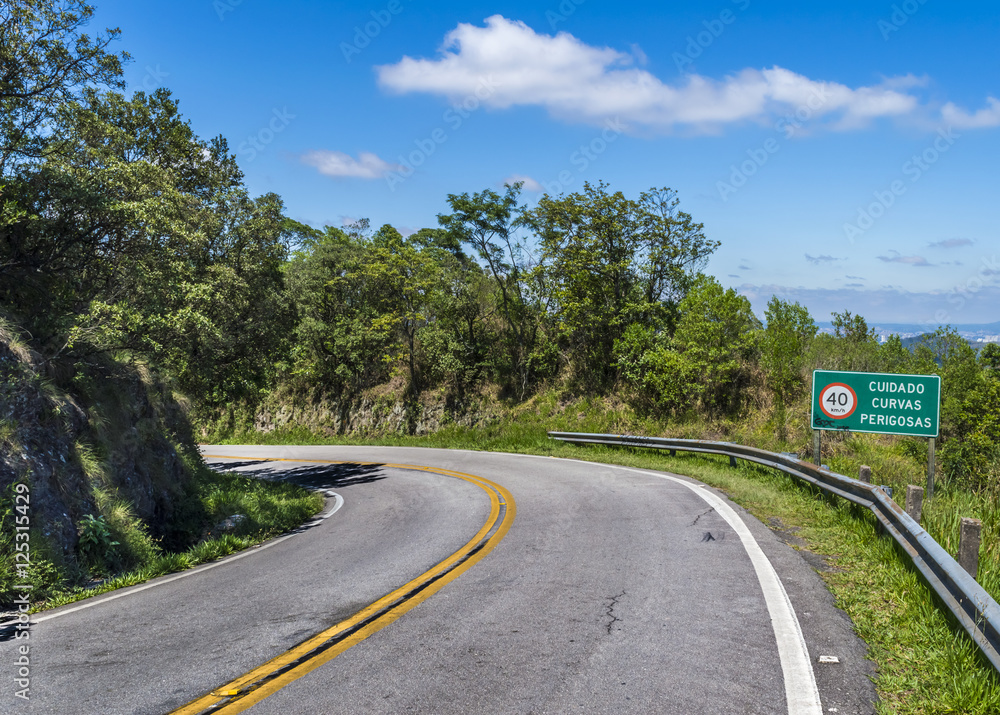 Fotografia do Stock: Placa de sinalização de trânsito indicando curvas ...