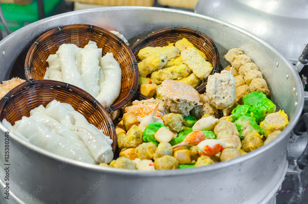 Foto de variety of dim sum steamed,Cantonese Dim Sum dishes cooked in ...