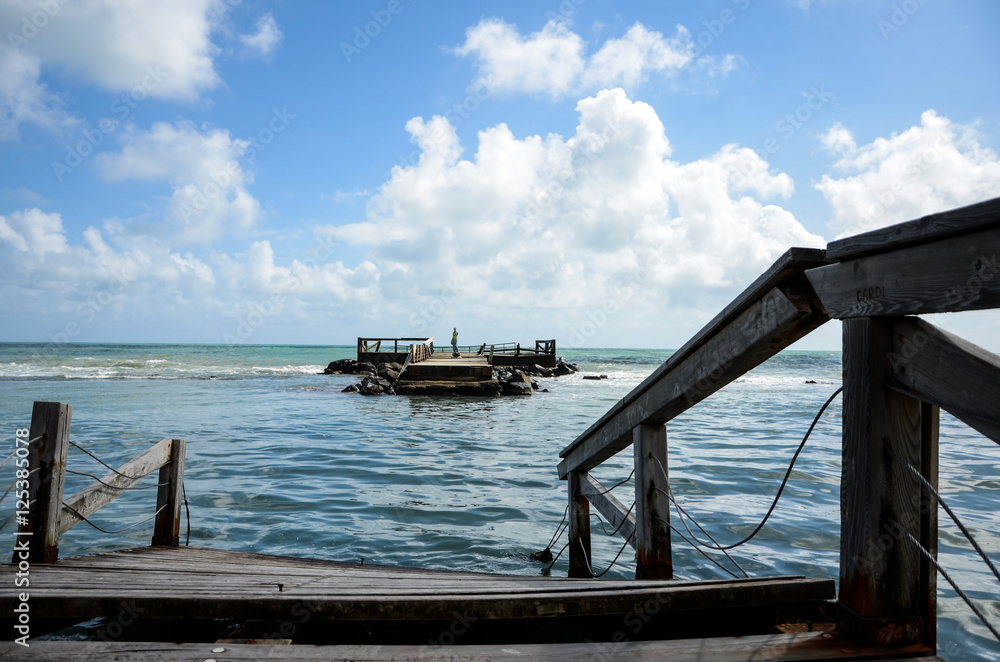Dettaglio del pontile di legno sul mare mosso con le onde che si ...