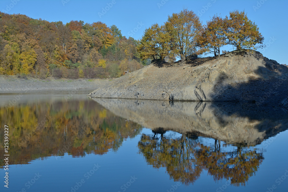 herbstliches Niedrigwasser in der Wuppertalsperre im Bergischen Land ... herbstliches Niedrigwasser in der Wuppertalsperre im Bergischen Land ...