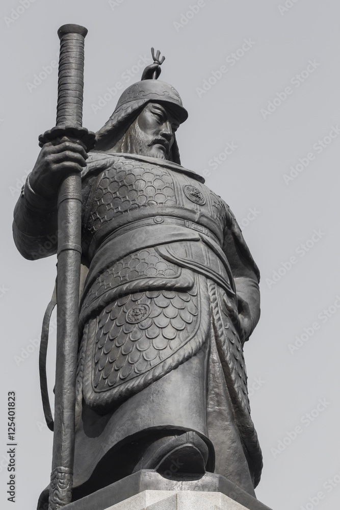 Statue of Admiral Yi Sunsin on Gwanghwamun plaza in Seoul, South Stock ...