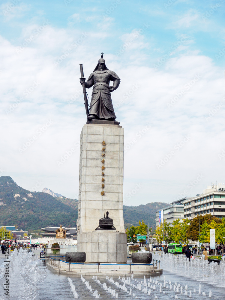 Statue of Admiral Yi Sun-Sin and Water fountain in Gwanghwamun plaza ...