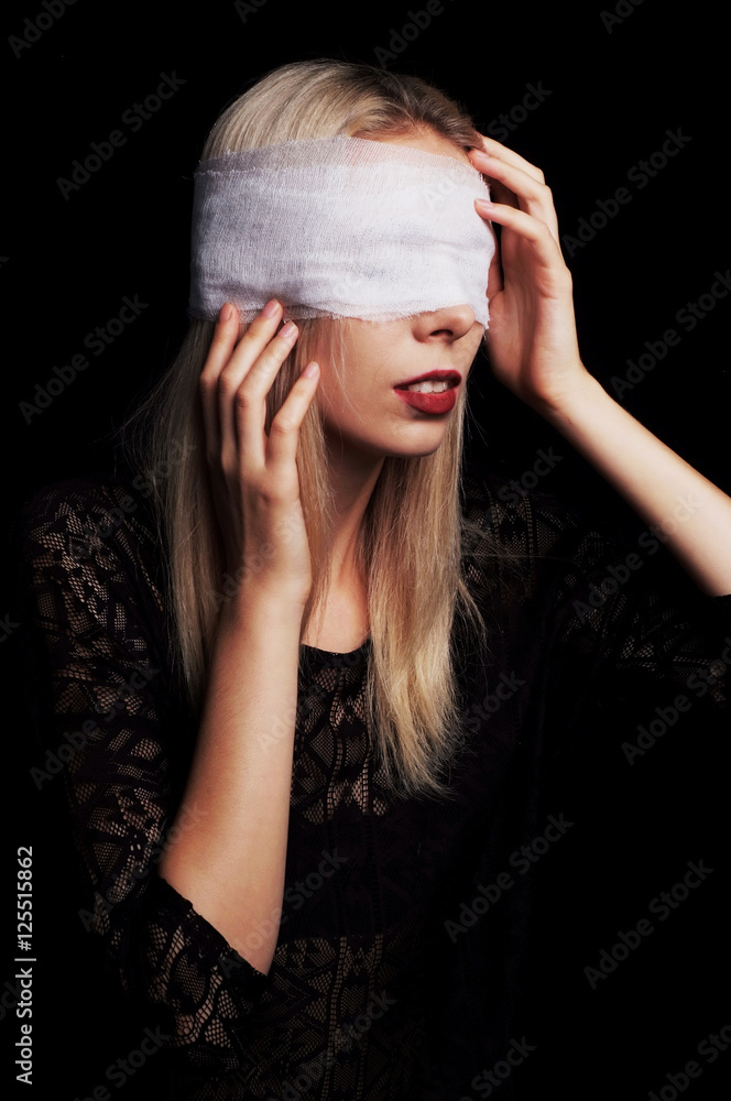 The girl with the bandage of the bandage on the eyes for Chan ba Stock ...