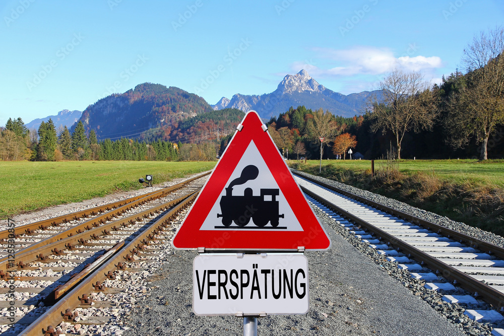 Verspätung im Schienenverkehr. Verspätung bei der Bahn Stock Photo ...