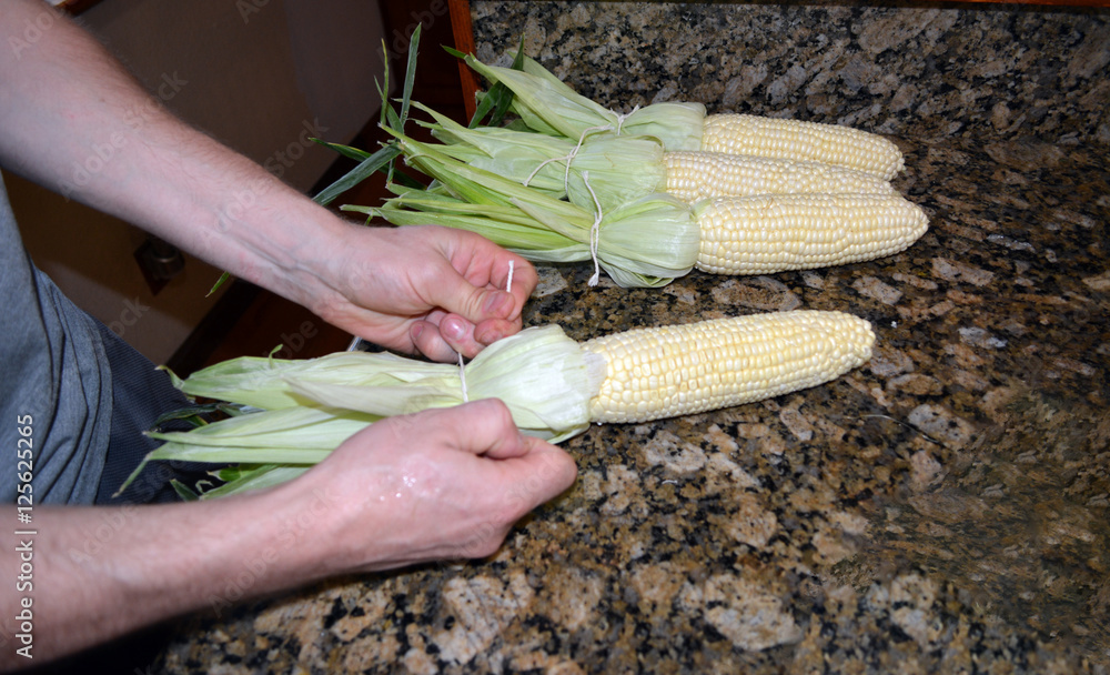 Tying Four Corn/hands tying string on fresh corn on the cob Stock Photo ...