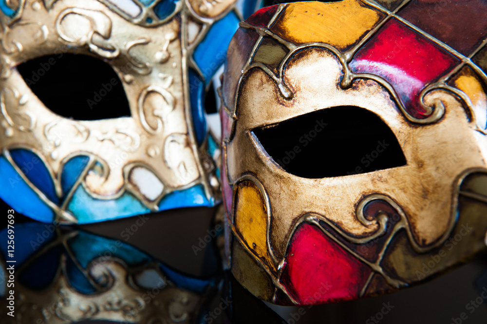 Venetianische Masken in gold, rot und blau Stock-Foto | Adobe Stock