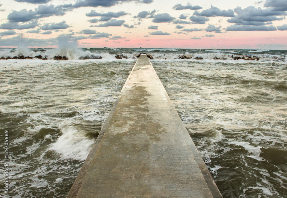 Perspective view of a concrete pier at the sea at sunset foto de Stock ...