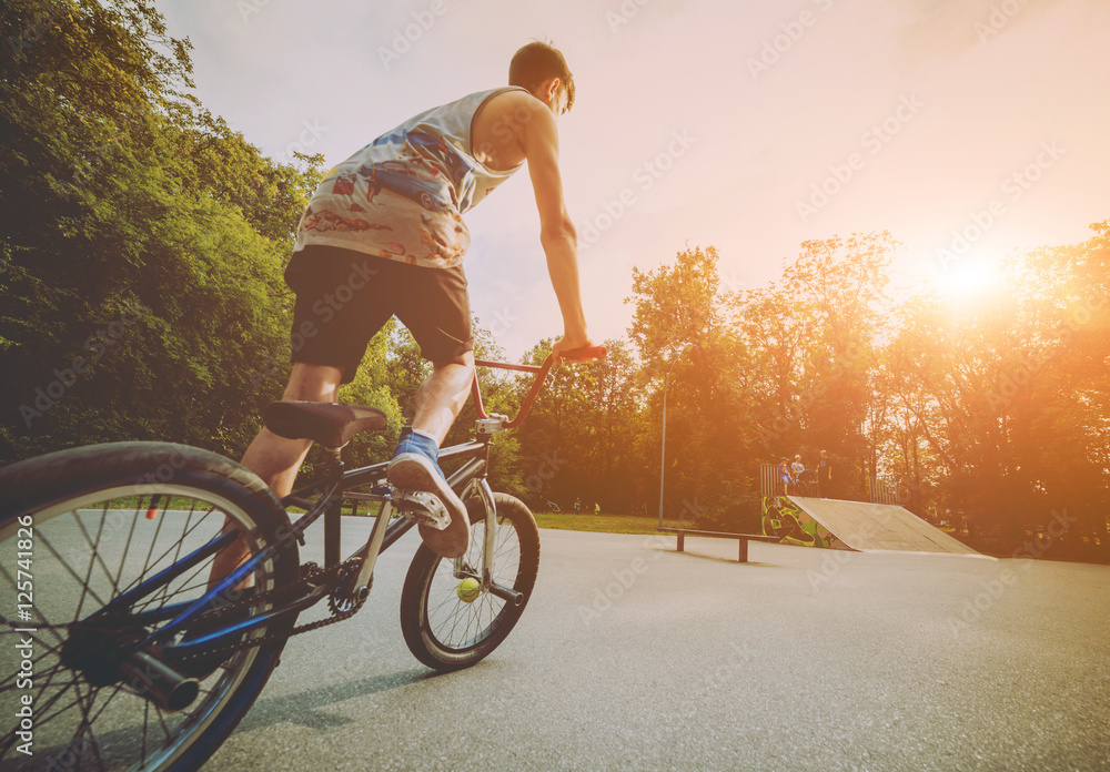 Boy riding a bmx in a park. foto de Stock | Adobe Stock