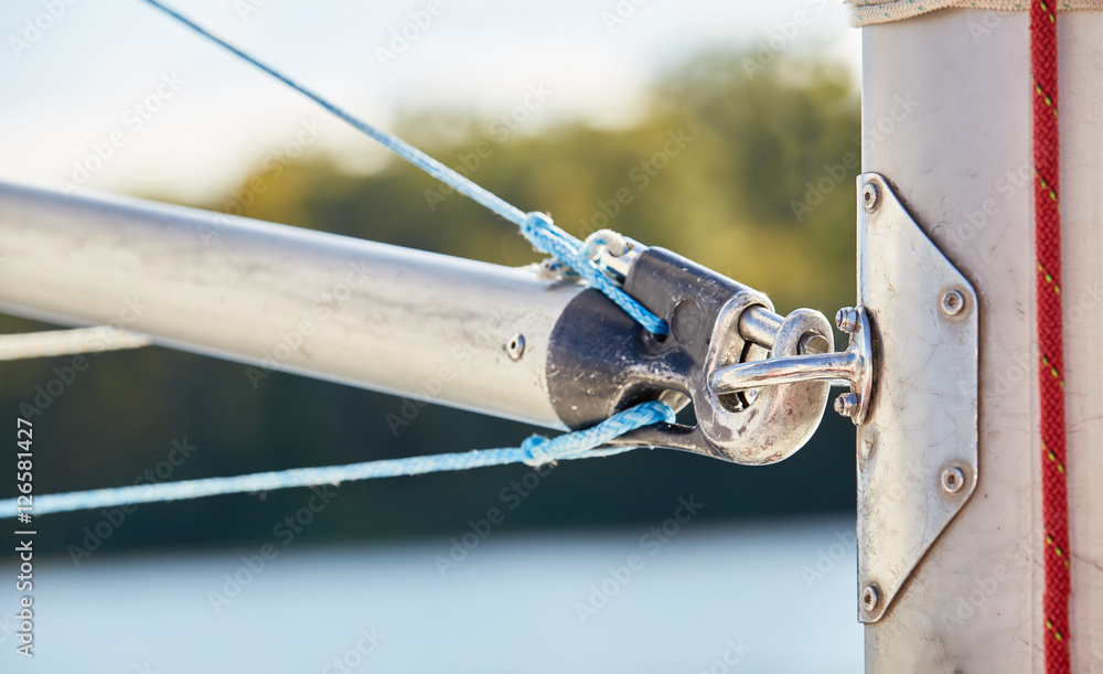 Foto de The spinnaker pole is rigged to run from the base of the mast ...