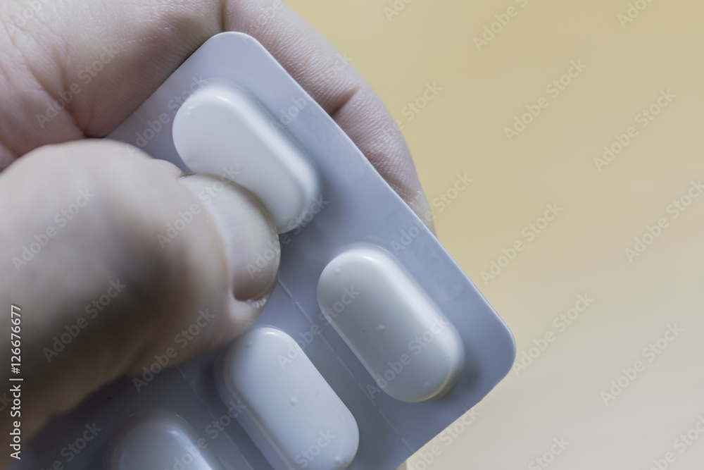 Hand mit Tabletten Stock Photo | Adobe Stock