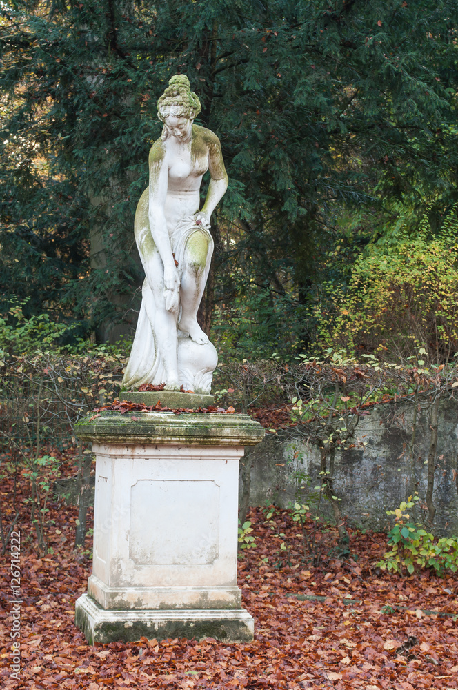 Statue de femme nue en pierre au parc Wallach à Mulhouse Stock Photo ...
