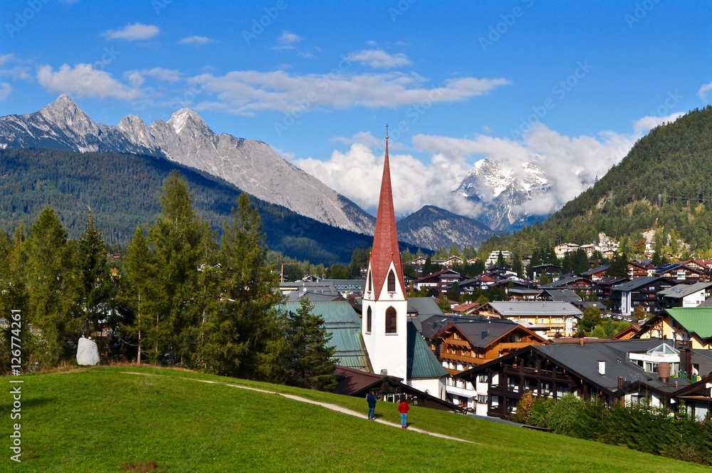 Aussicht über die Hausdächer der Gemeinde Seefeld, der Olympiaregion im ...