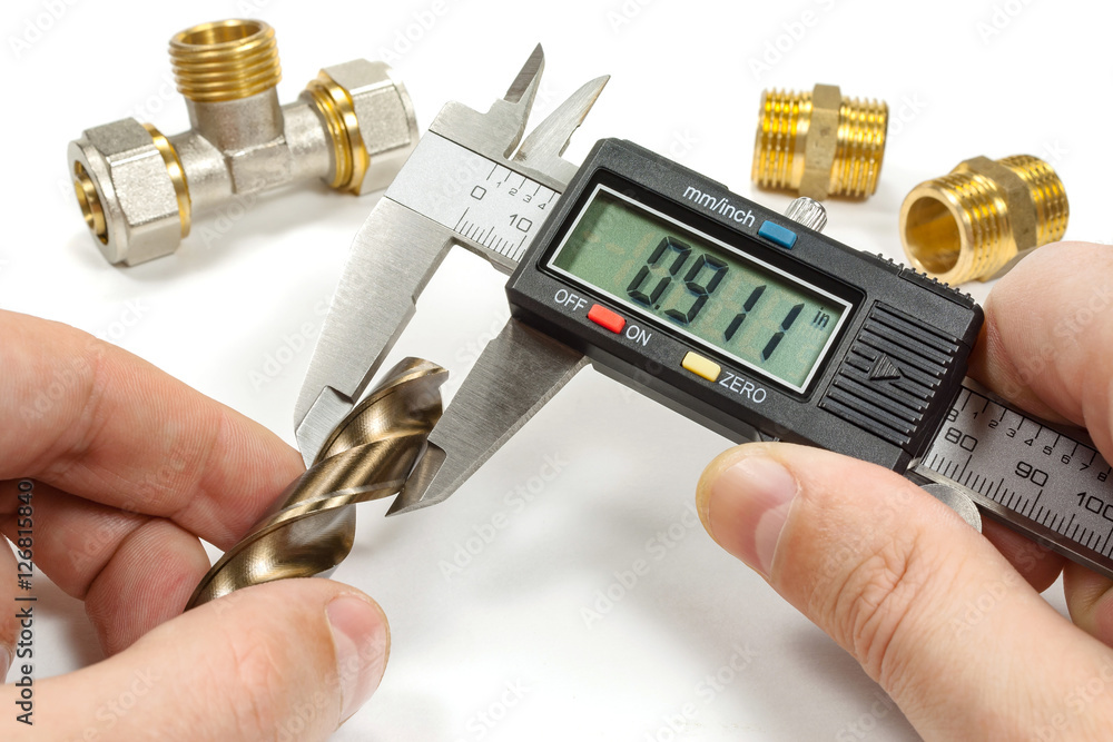 Measurement diameter of drill a digital caliper in the master's hands ...