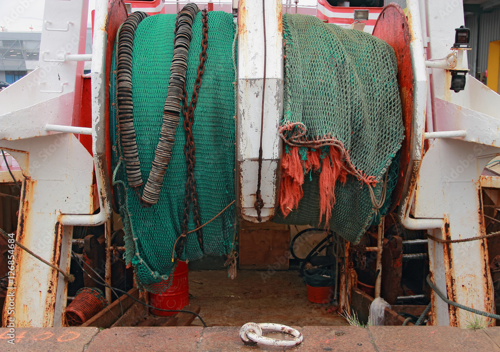 Filets de pêche (chaluts) sur un chalutier de fond au port Stock Photo ...
