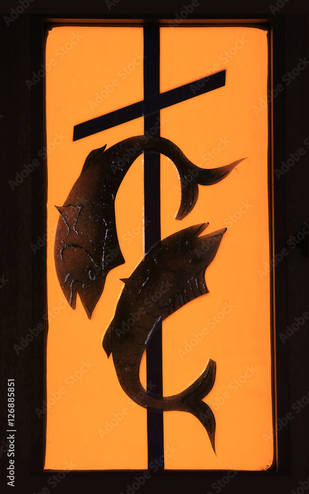 Symboles religieux. Croix et poissons. Cathédrale Saint-Pierre et Paul ...