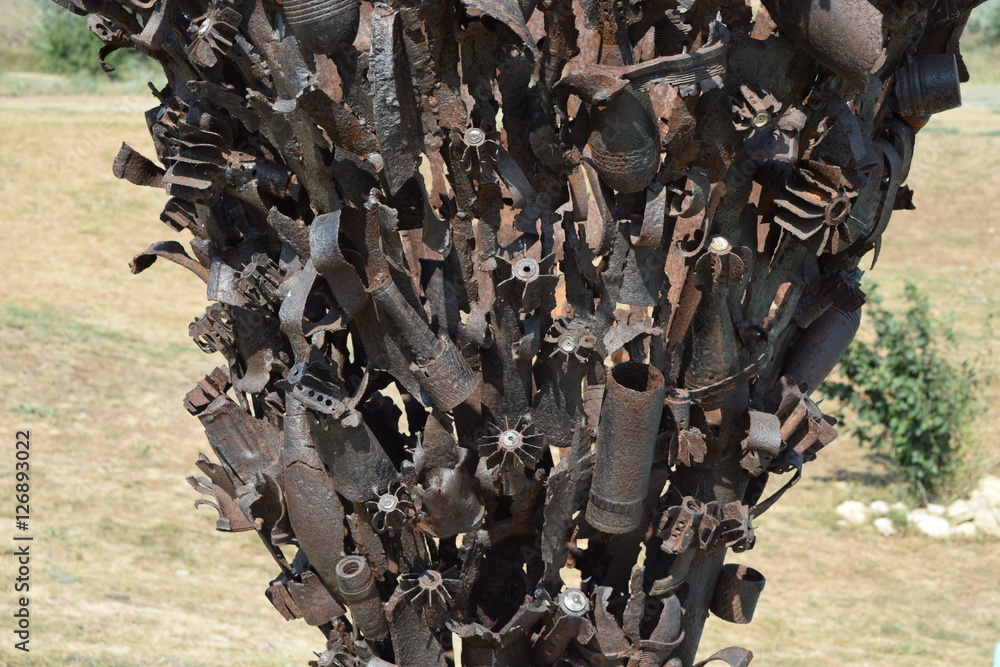 Foto de Monument of mines, grenades, bullets and shell fragments. To ...