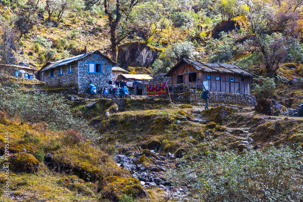 Himalaya Lodge on Mountain slope Stock 写真 | Adobe Stock