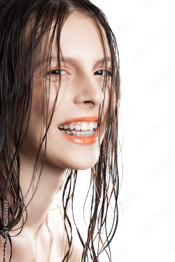 Foto Stock Portrait of a beautiful young girl with water streaming down ...