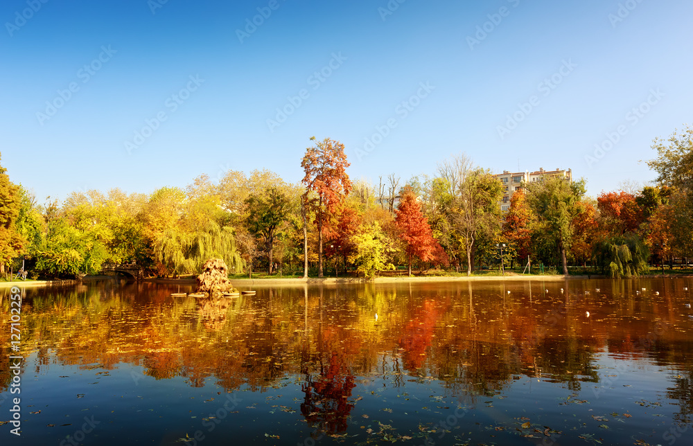 Autumn in Bucharest. Lake and bridge in Cismigiu Park. Stock-Foto ...