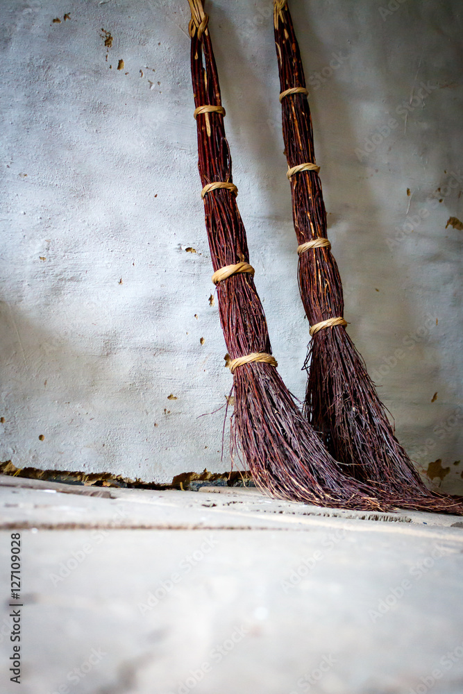 Reisigbesen im alten Bauernhaus Stock-Foto | Adobe Stock
