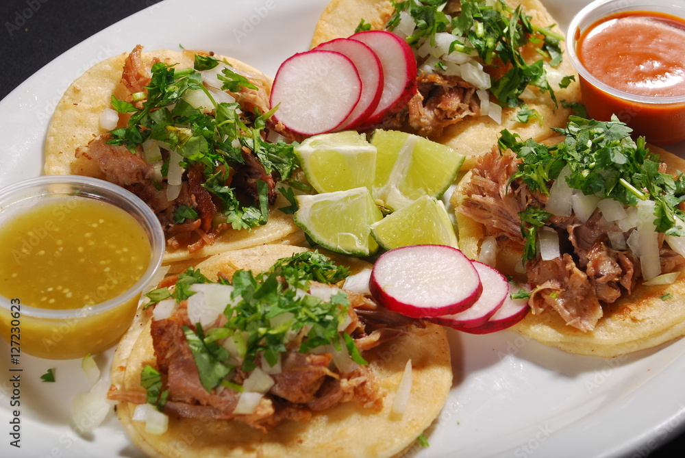 4 Tacos con carne, cilantro, cebolla, limon, salsa roja y verde y ...