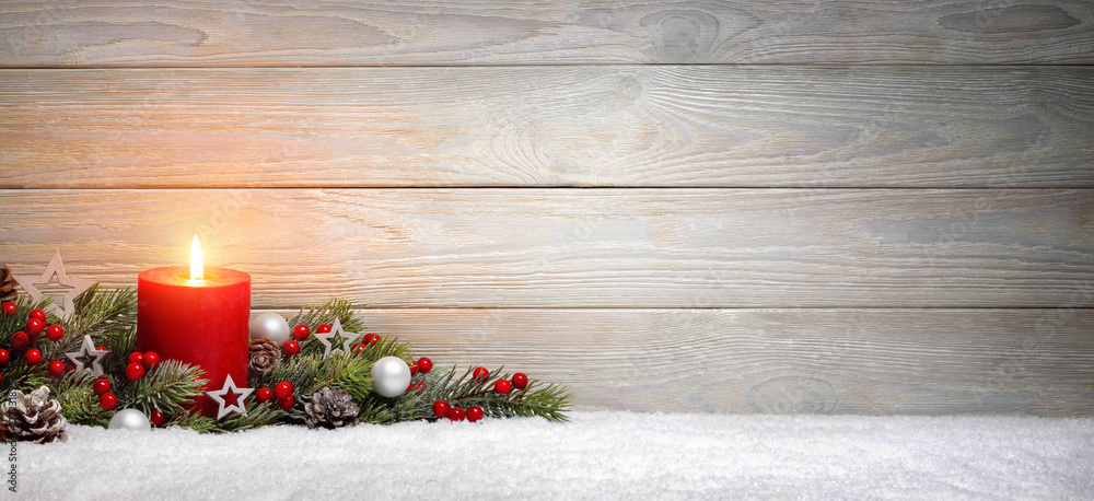 Weihnachten oder Advent Hintergrund: Holz, eine Kerze und Tannenzweige ...