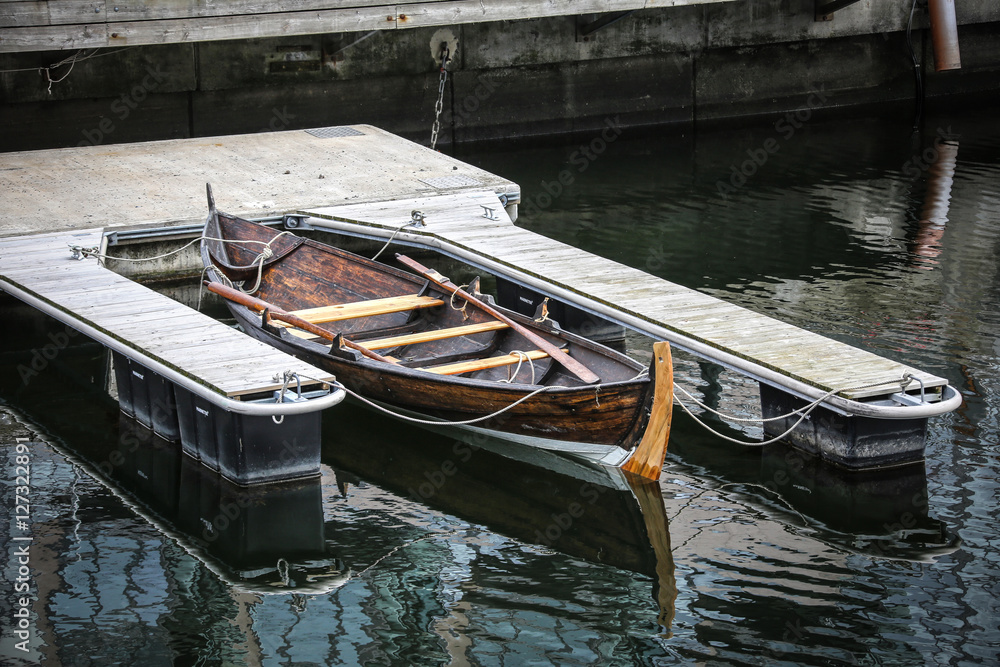 Altes Fischerboot aus Holz im Wasser an einem Steg Stock Photo | Adobe ...